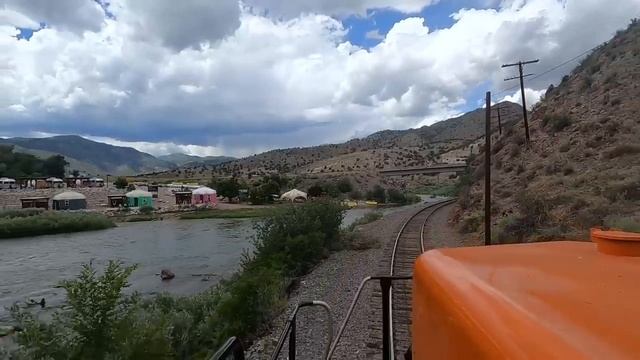 Вид спереди на ПОТРЯСАЮЩУЮ железную дорогу Royal Gorge Route в Колорадо