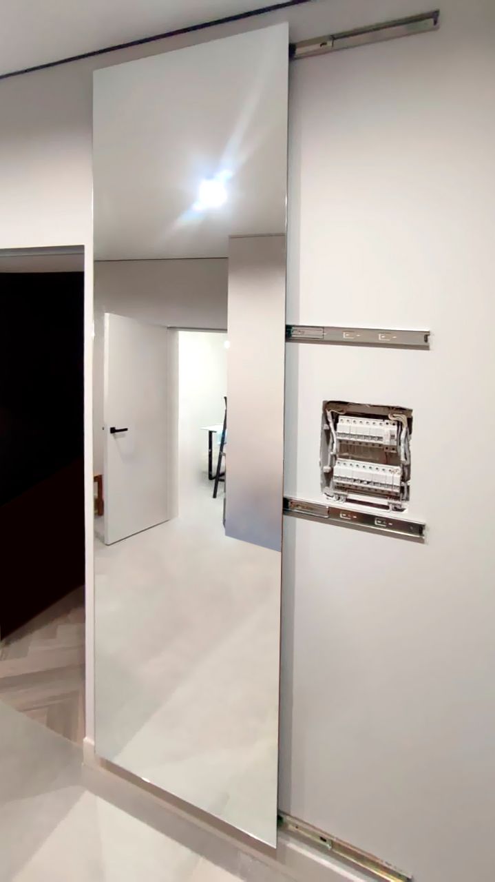 Откатное зеркало в прихожую скрывающее электрощиток