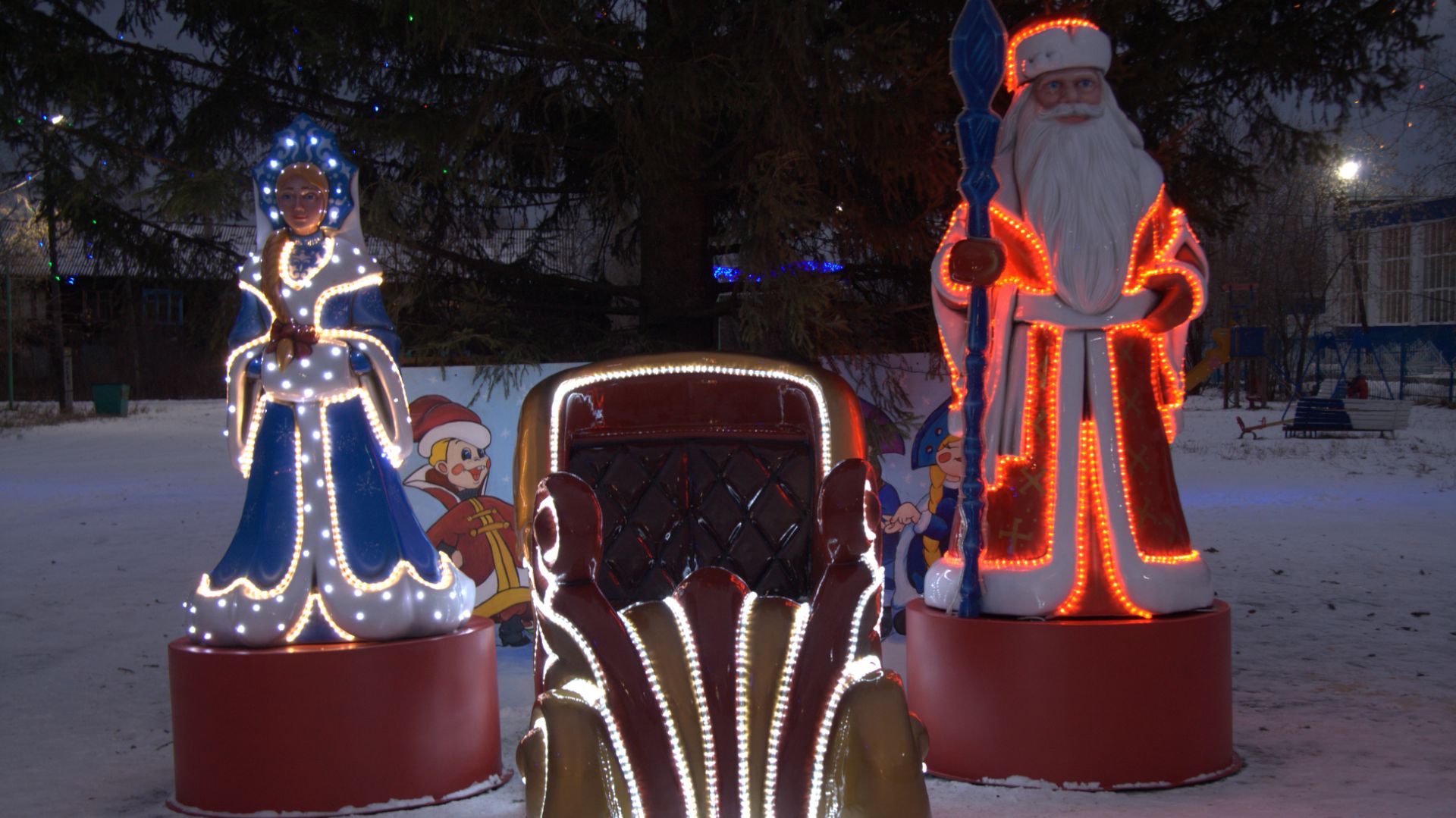 Новогодние фигуры "Дед мороз и снегурочка" с подсветкой из стеклопластика.