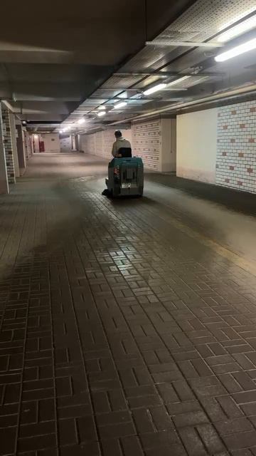 Подметальная машина S1250 убирает паркинг в жилом комплексе