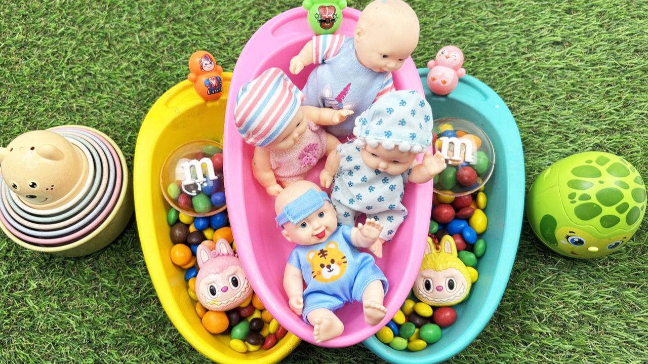 Мультики для девочек. Маленькие куклы с яркими шариками в ванночках. Смотреть мультики для детей