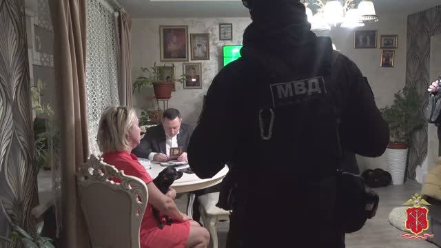 Полиция Санкт-Петербурга разоблачила аферистов, лишивших 85-летнего пенсионера недвижимости