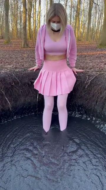 Девушка в розовом наряде в грязи