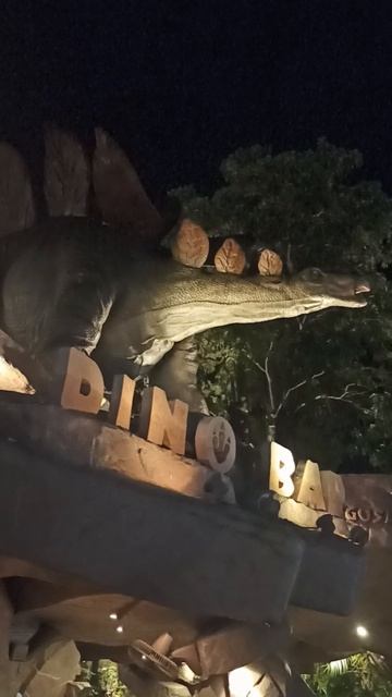 Когда Дино парк закрыт, а динозавр хочет на волю