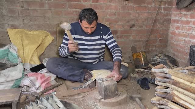 Как старые бочки превращаются в лопаты.