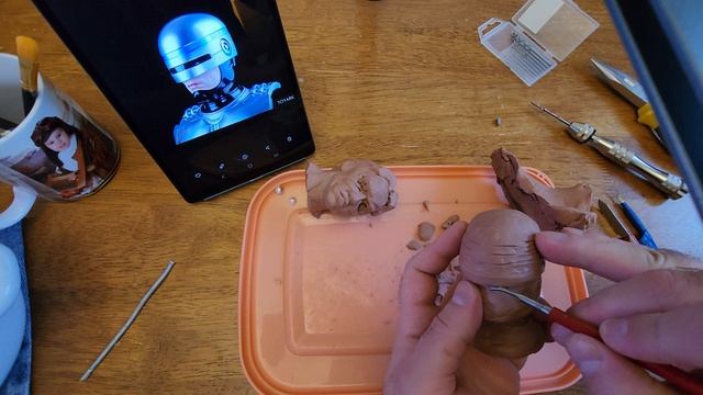 Делаю узнаваемые лица из фильмов и в дальнейшем отливаю пластмассой