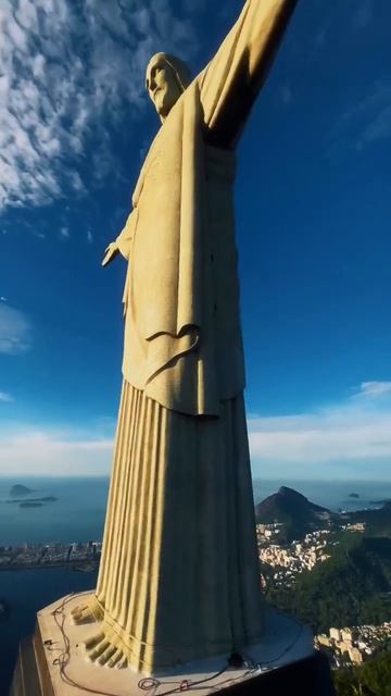 🇧🇷 Одно из Новых семи чудес света находится в Бразилии. Статуя Христа-Искупителя в Рио словно пари