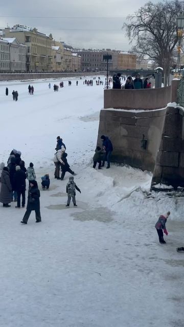 К Чижику-Пыжику выстроилась огромная очередь