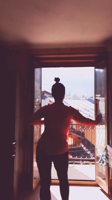 Hula Pele "E hia ai i ka nani o Hopoe" (Sudha) - в технике auana и шаге lewa