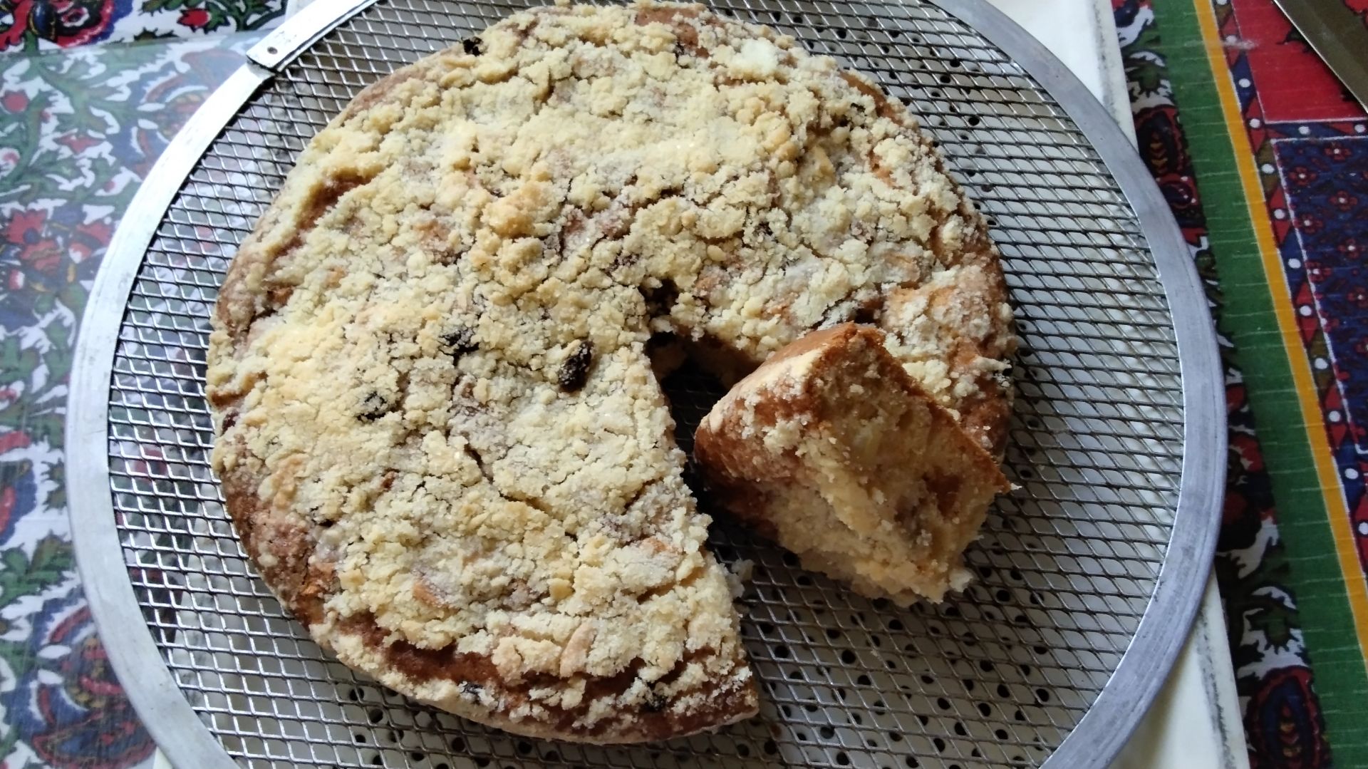 Пирог с изюмом и яблоком