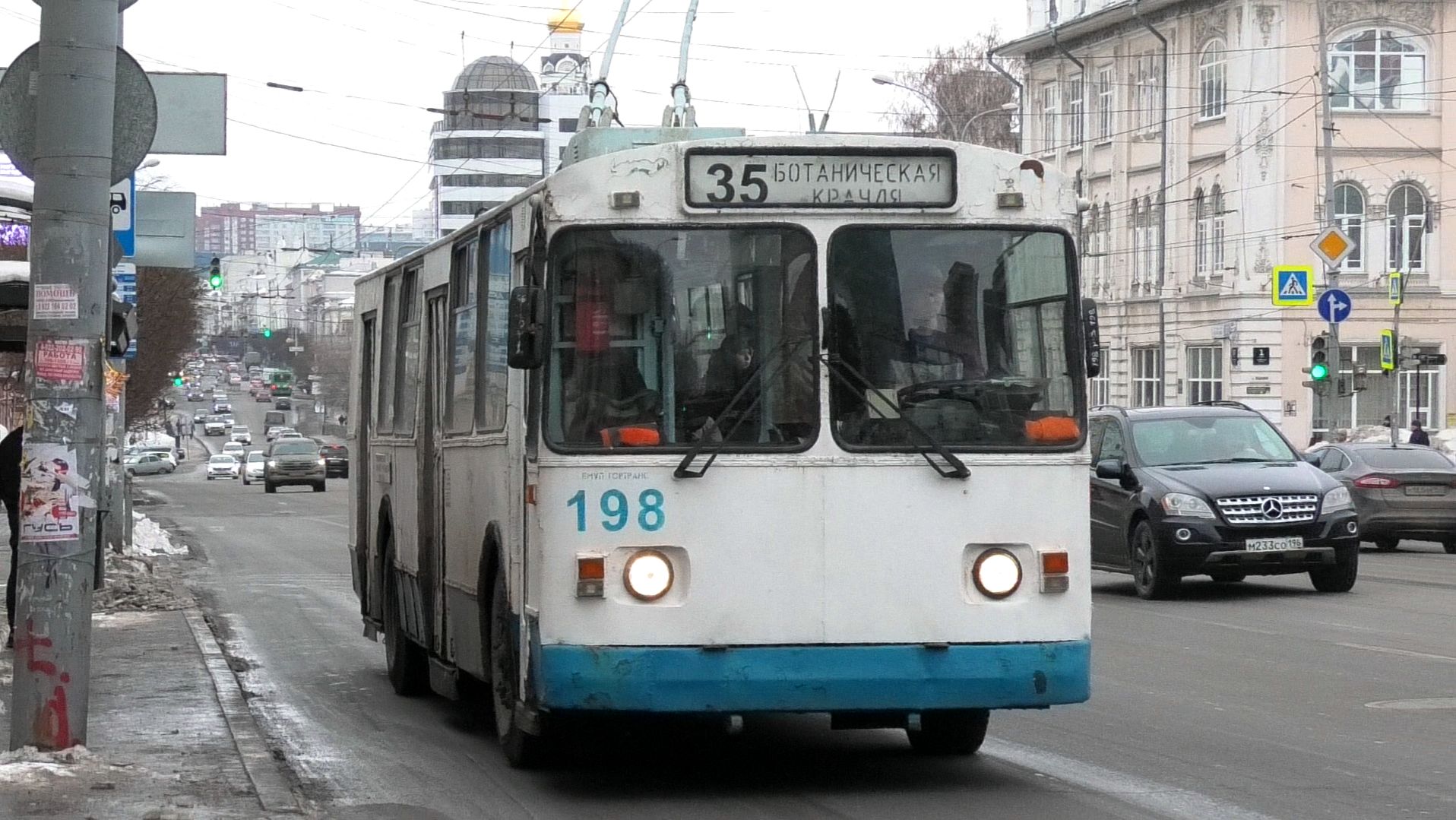 Троллейбус Екатеринбурга ЗиУ-682 (УРТТЗ) борт.№198 маршрут 35 на остановке "Гостиница Центральная"