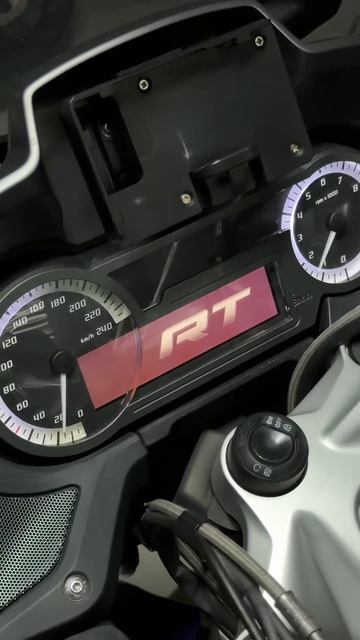 Доброе утро, здравствуйте… А как с вами здоровается ваш мотоцикл?)