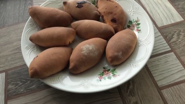 Испек к празднику пирожки