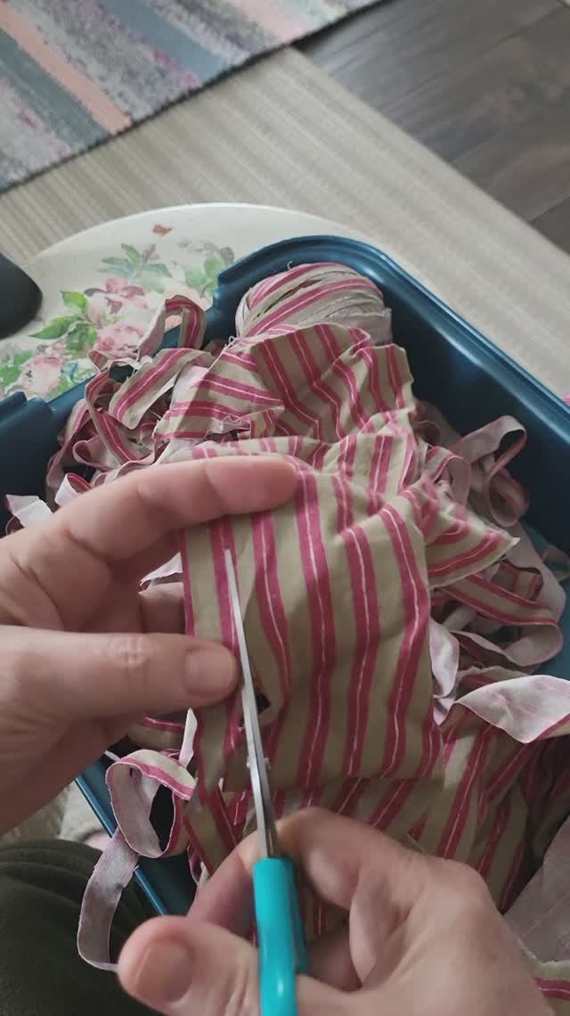 Как я делаю ЛЕНТЫ из ткани для вязания КОВРИКОВ крючком? #коврикизлоскутов #ковриккрючком #crochet