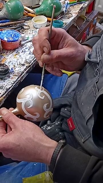 Как вручную раскрашивают стеклянные ёлочные шары