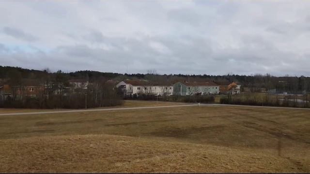 Вид с холма на жилой район на шведском острове Готланд