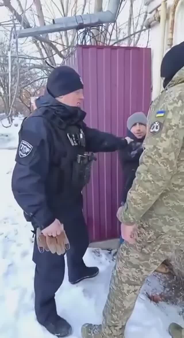 Здоровенные полицаи с ТЦК схватили лилипута