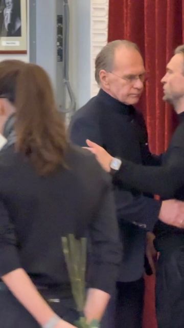 Актёр Алексей Гуськов пришёл на похороны Ольги Чиповской / театр Вахтангова 9 февраля 2026 г.