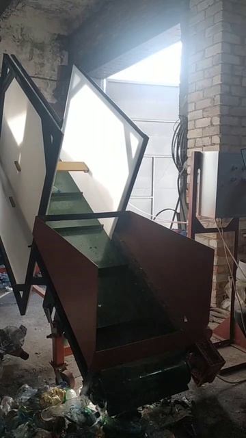 Ленточный транспортер с металлодетектором на ПЭТ бутылке