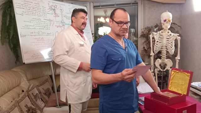 Ура, и снова новый поток обучения Мануальной терапии завершен. Мы награждаем Мию и Александра!