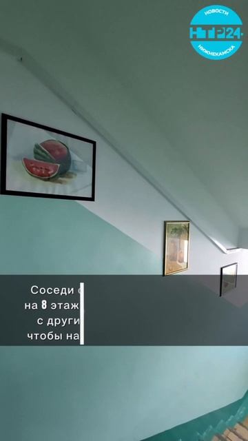 Юная художница превратила свой подъезд в настоящую галерею