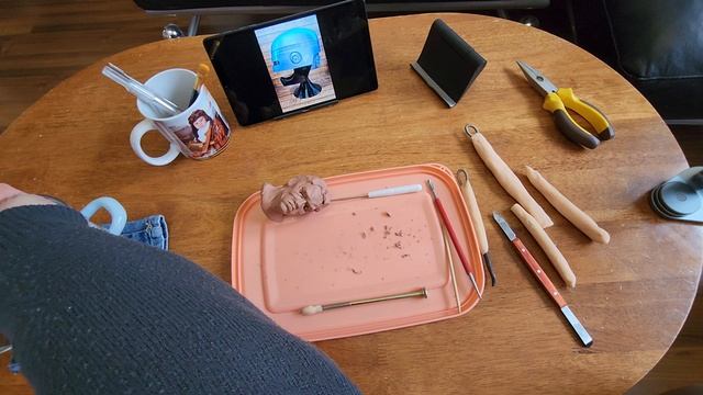 Делаю узнаваемые лица из фильмов и в дальнейшем отливаю пластмассой