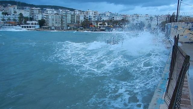 Просто море, просто волны.