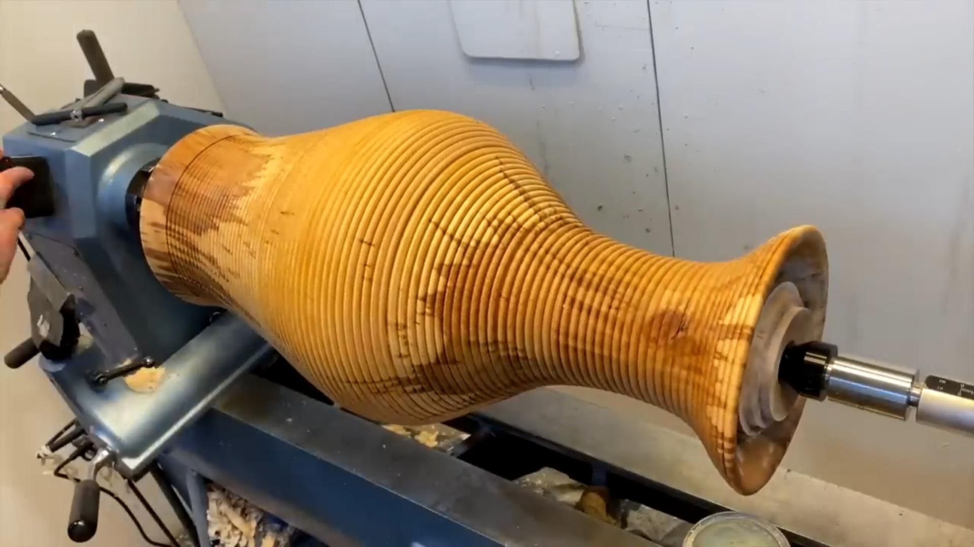 Как выточить гигантскую вазу из дерева.