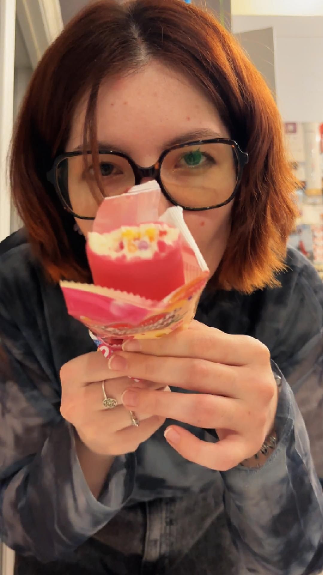 СММЩИЦА ЮЛЯ ПРОБУЕТ МОРОЖЕНОЕ С ШАРИКАМИ