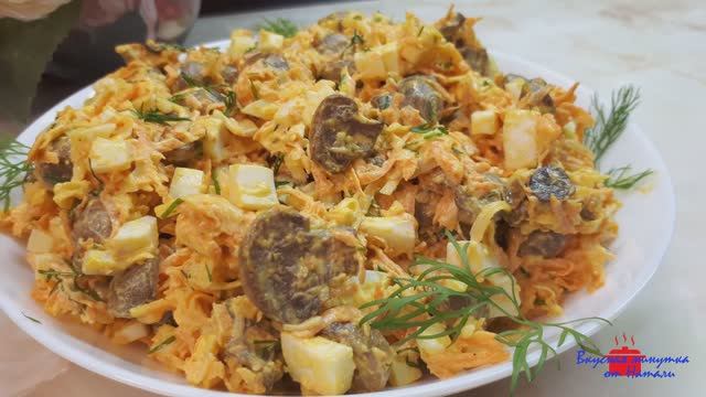 Салат с шампиньонами, морковью, сыром и яйцами.