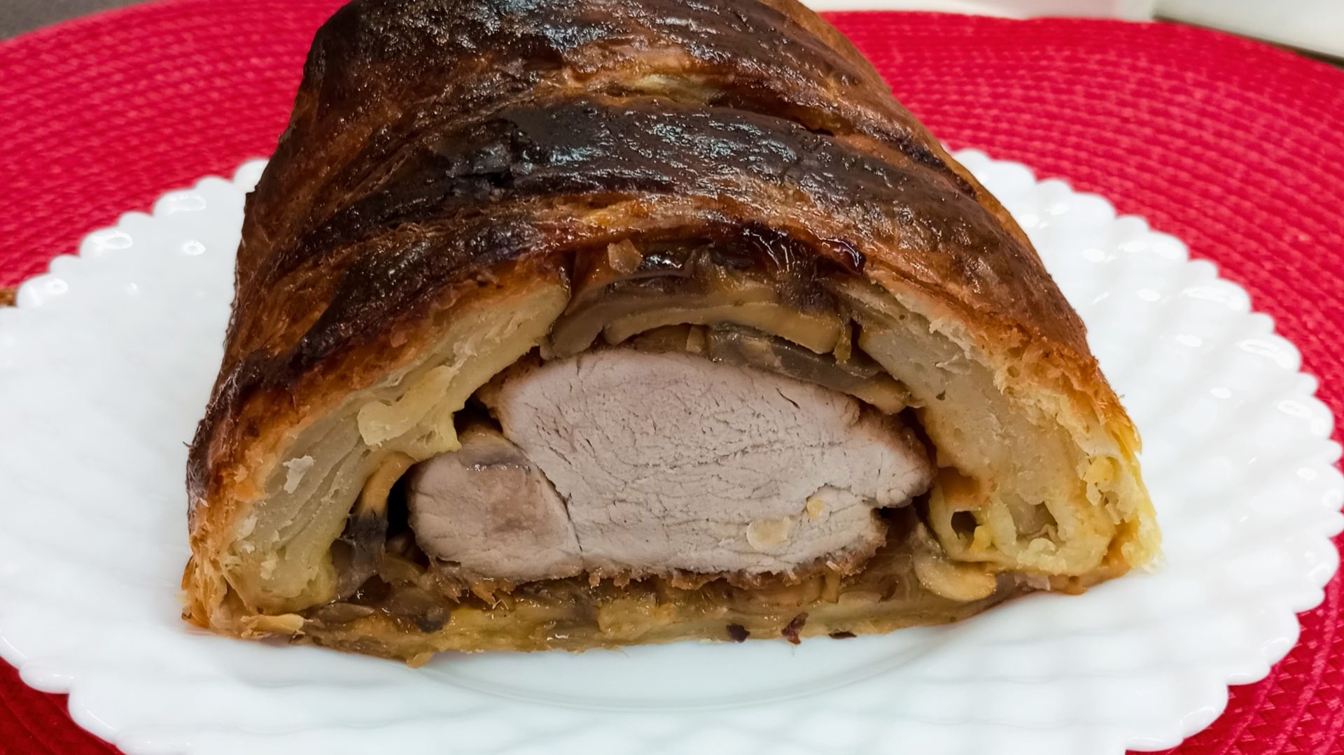 Мясо в слоеном тесте с шампиньонами на праздничный стол