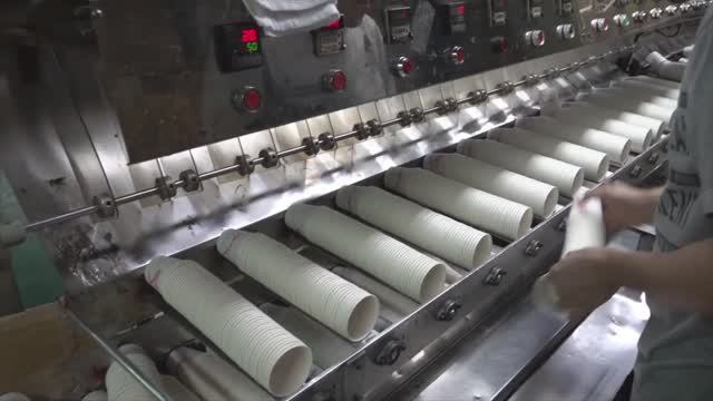 Как штампуют миллионы бумажных стаканчиков