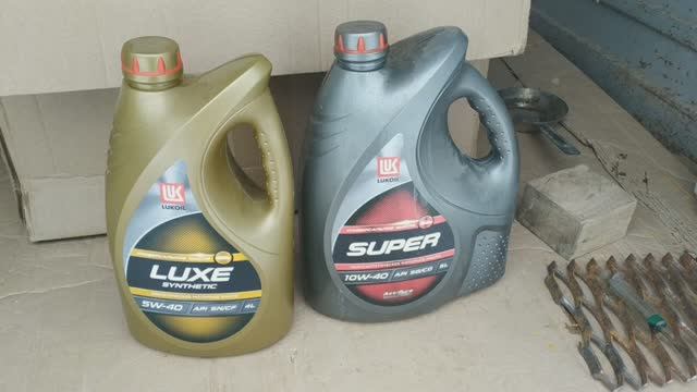 Сравниваем вязкость масла Лукойл Люкс 5w-40 синтетика с Лукойл Супер 10w-40 полусинтетика.