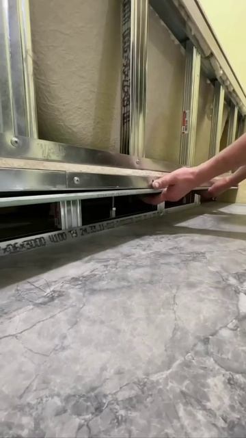 Пространство под ванной из плитки с подсветкой.