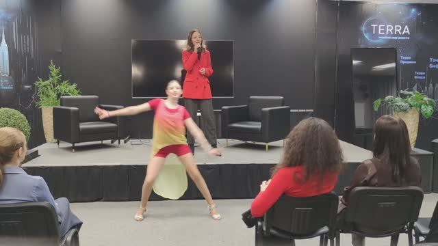 Танец девочки под мою песню - Выше только любовь