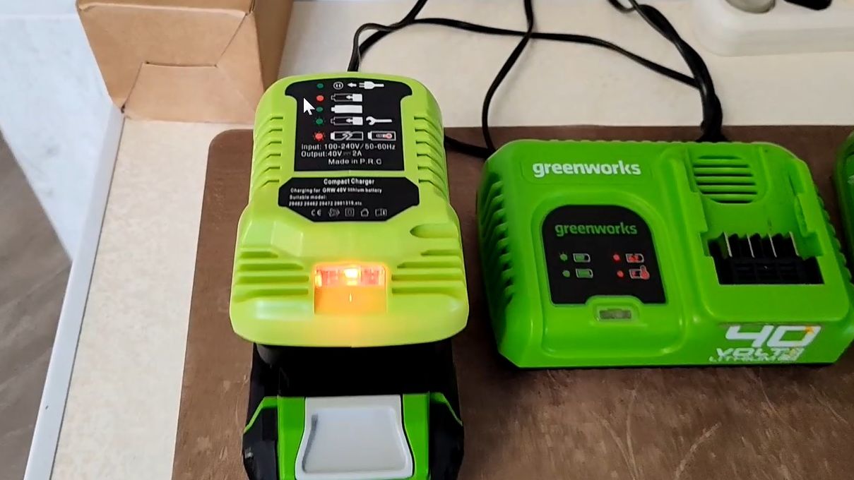 Мини зарядное устройство Greenworks 40V /2 A