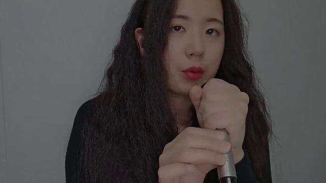 Прикладывание к уху и продувание ушей с помощью ASMR |