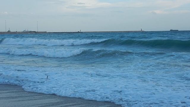 Волны на пляже. Средиземное море, февраль 2026