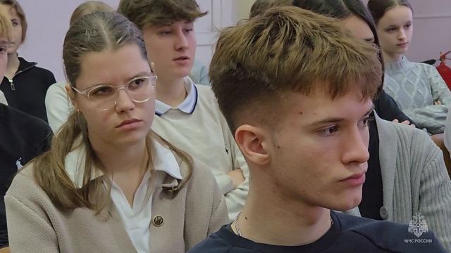 Севастопольские пиротехники МЧС и сотрудники Наццентра помощи детям рассказали о боеприпасах в школе