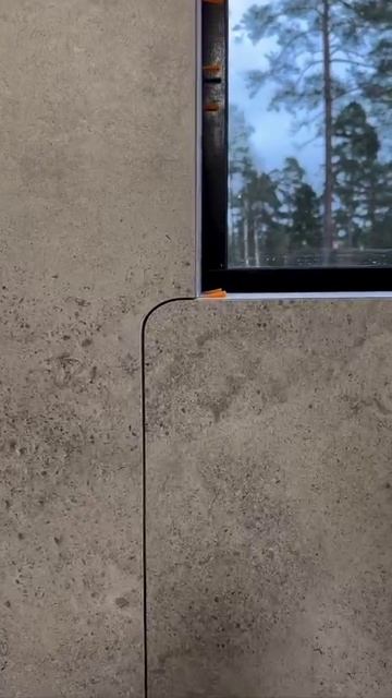 Красивый стык откоса из керамогранита.