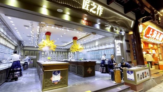 Ювелирный магазин в Старом городе Шанхая. Впечатляющий дизайн с огнедышащими драконами. Шанхай. 上海