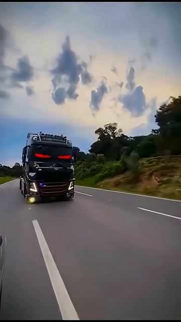 Фура с красивыми глазками