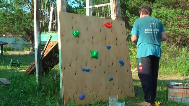 Сделал сыну скалодром на даче. Он всё равно упал 🤦♂️