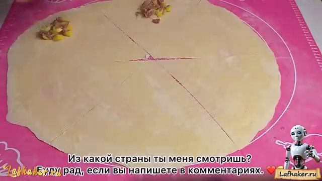 Рулетики из теста с фаршем и овощами, тушеными в сковороде