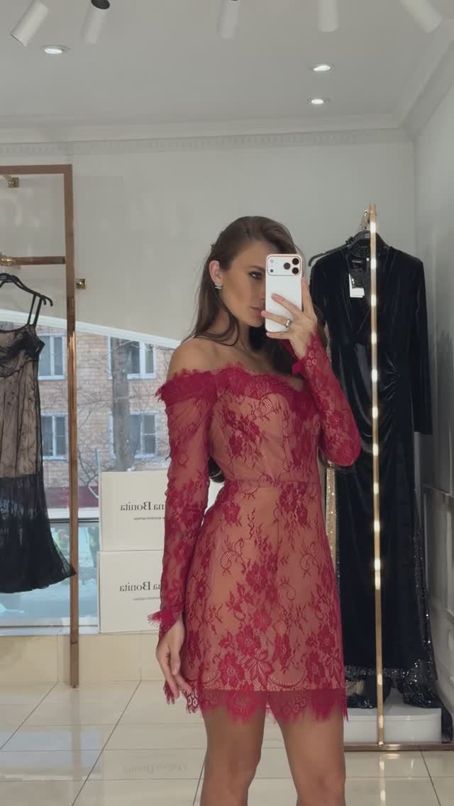 Невероятная Натали в платье из кружева с фигурным декольте😍😍😍😍