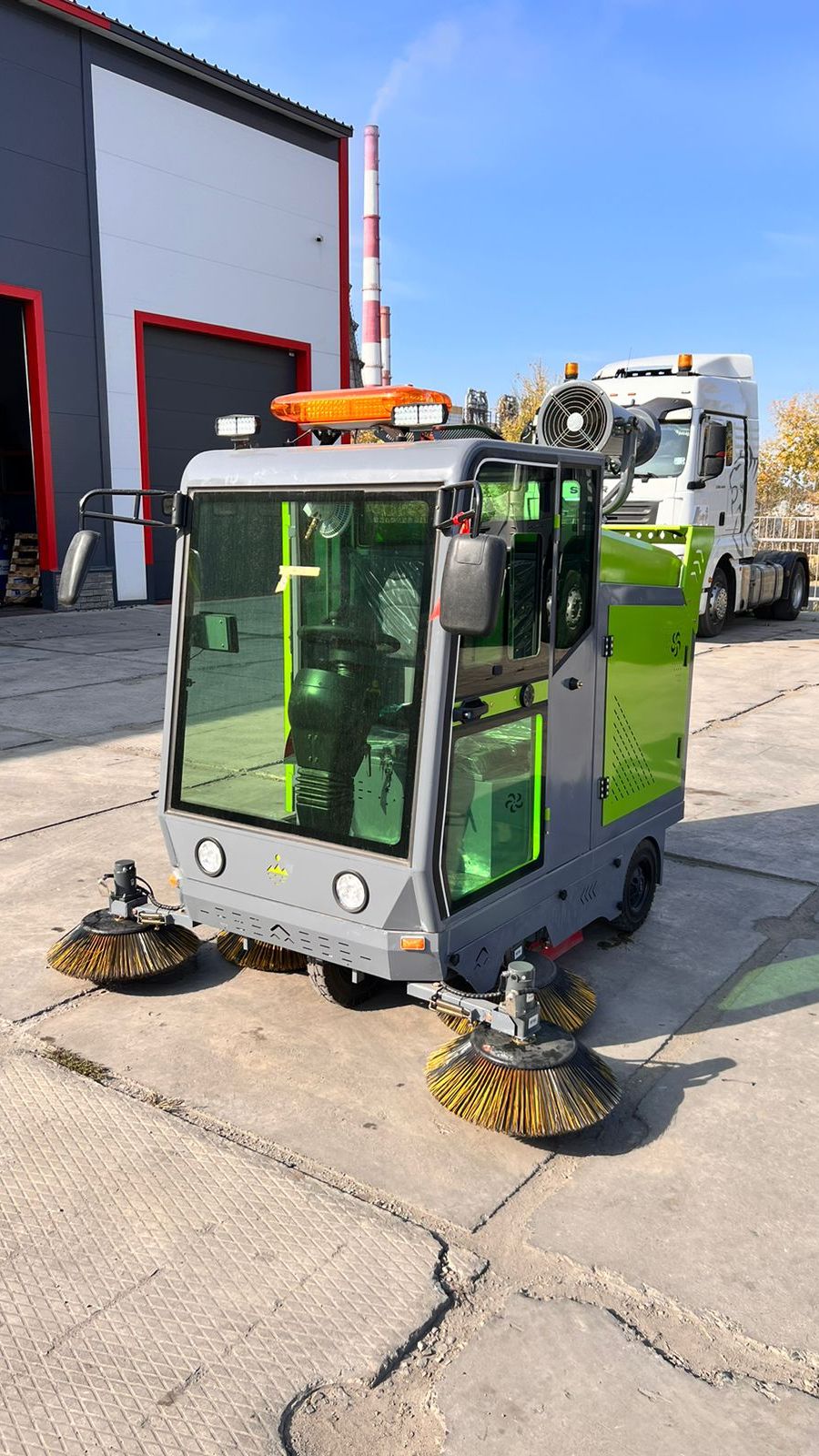 Подметально-уборочная машина с пятью щеткам YX-G22D