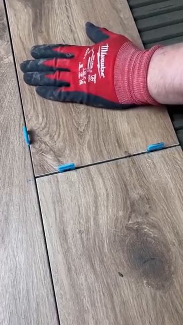 Облицовка пола плиткой под дерево.