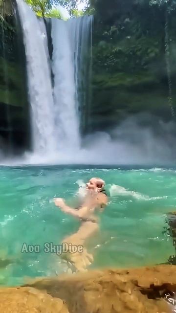 Купание в водопаде