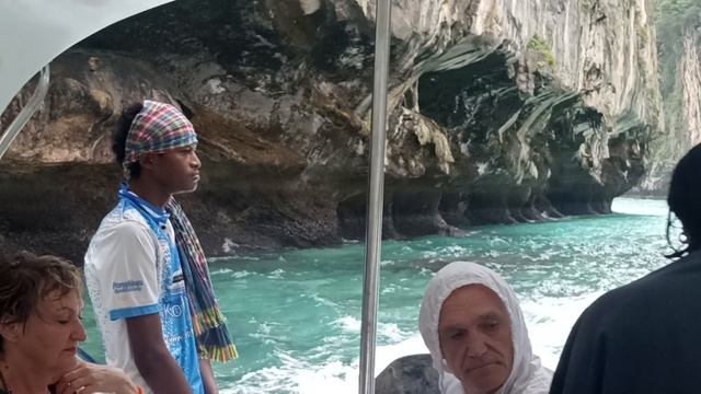 Выходим на катере из бухты на островах Пхи-Пхи