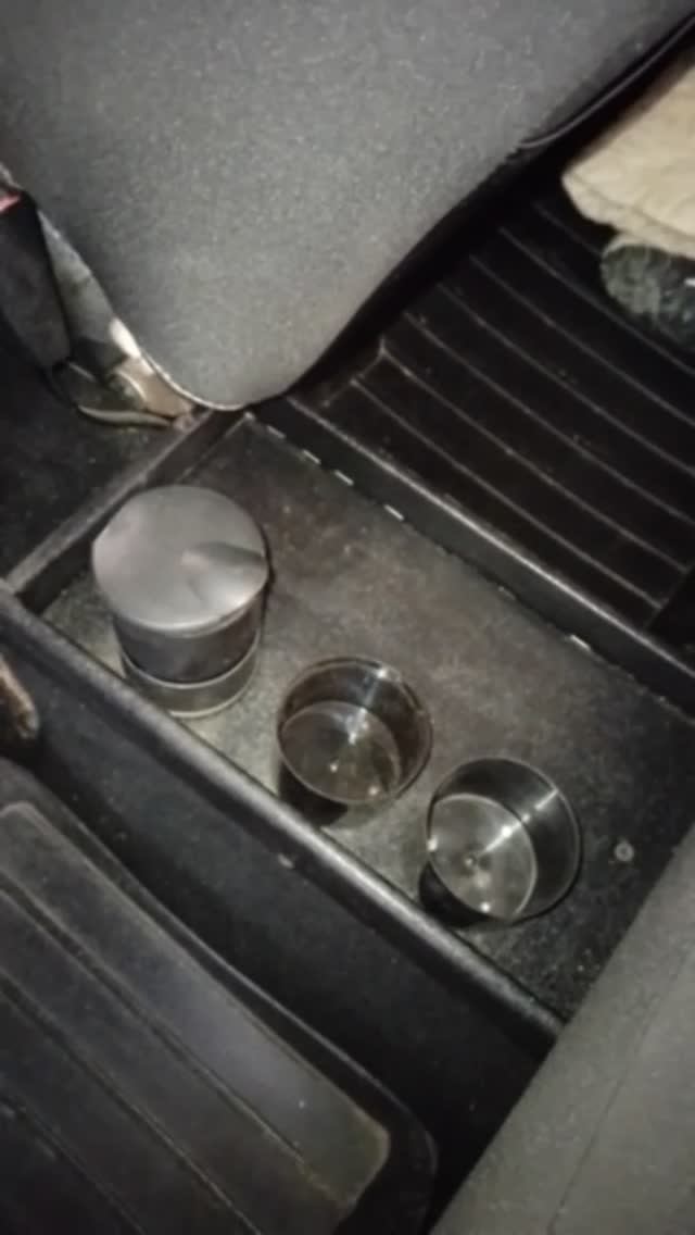 Полочка с подстаканниками для задних пассажиров